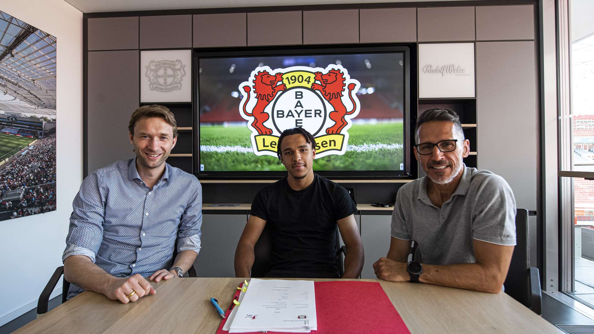 Joshua Eze erhält Profivertrag | Bayer04.de