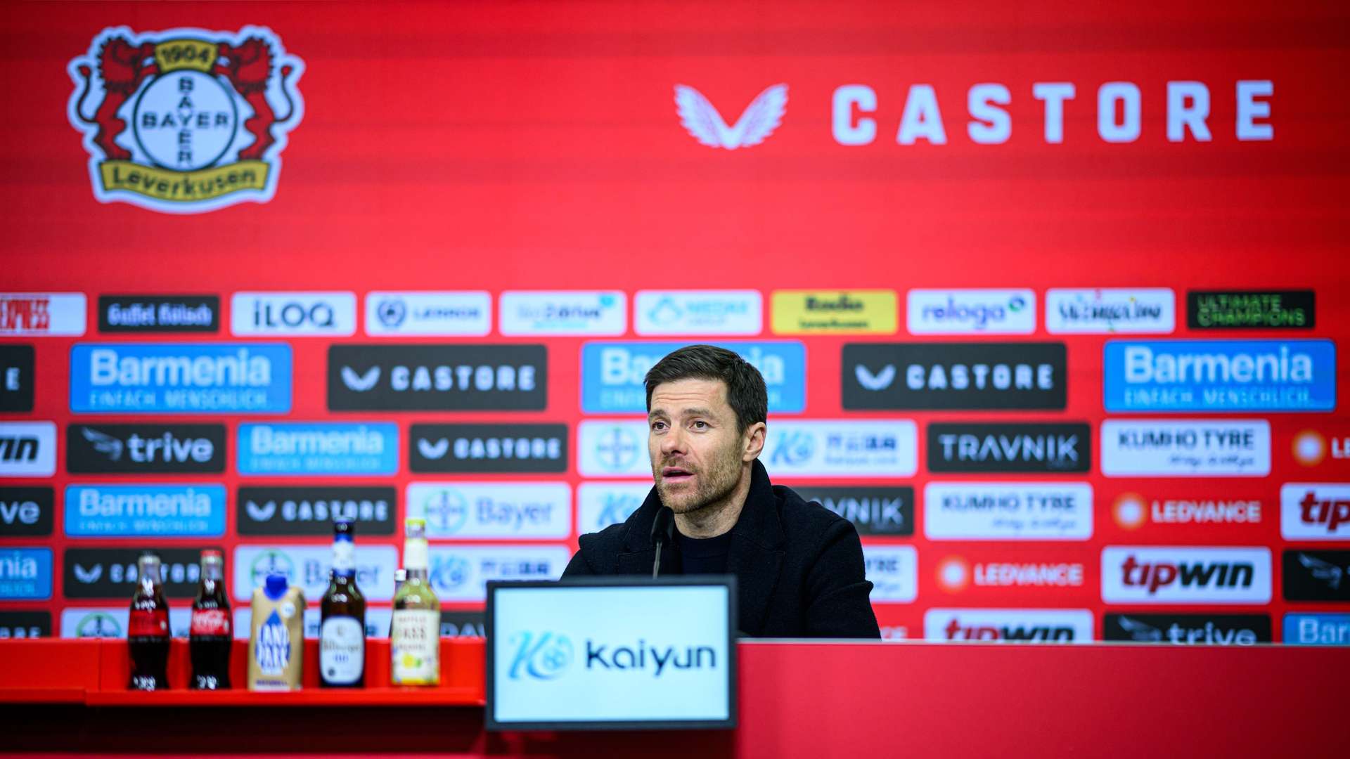 Neue LED-Sponsoren Rückwand für den Pressekonferenzraum bei Bayer 04 ...