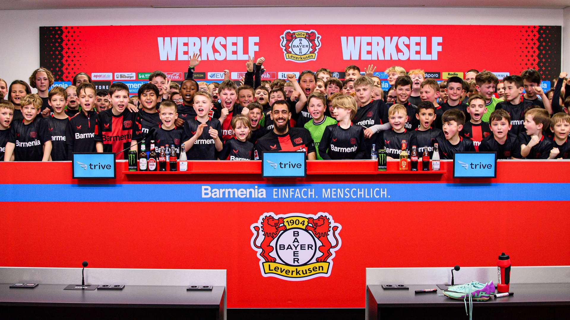 Barrage of questions for Iglesias at kids press conference | Bayer04.de