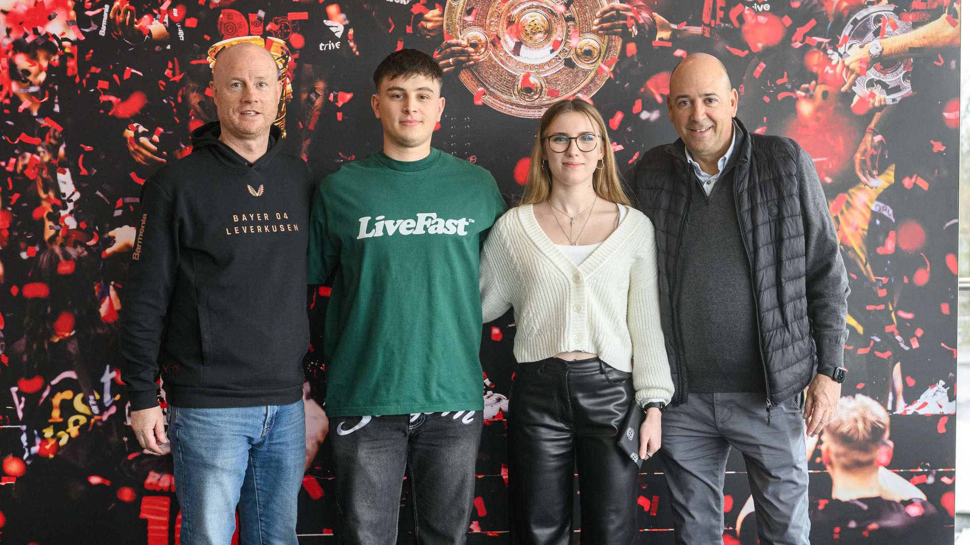 Bayer 04 gratuliert zwei Auszubildenden | Bayer04.de