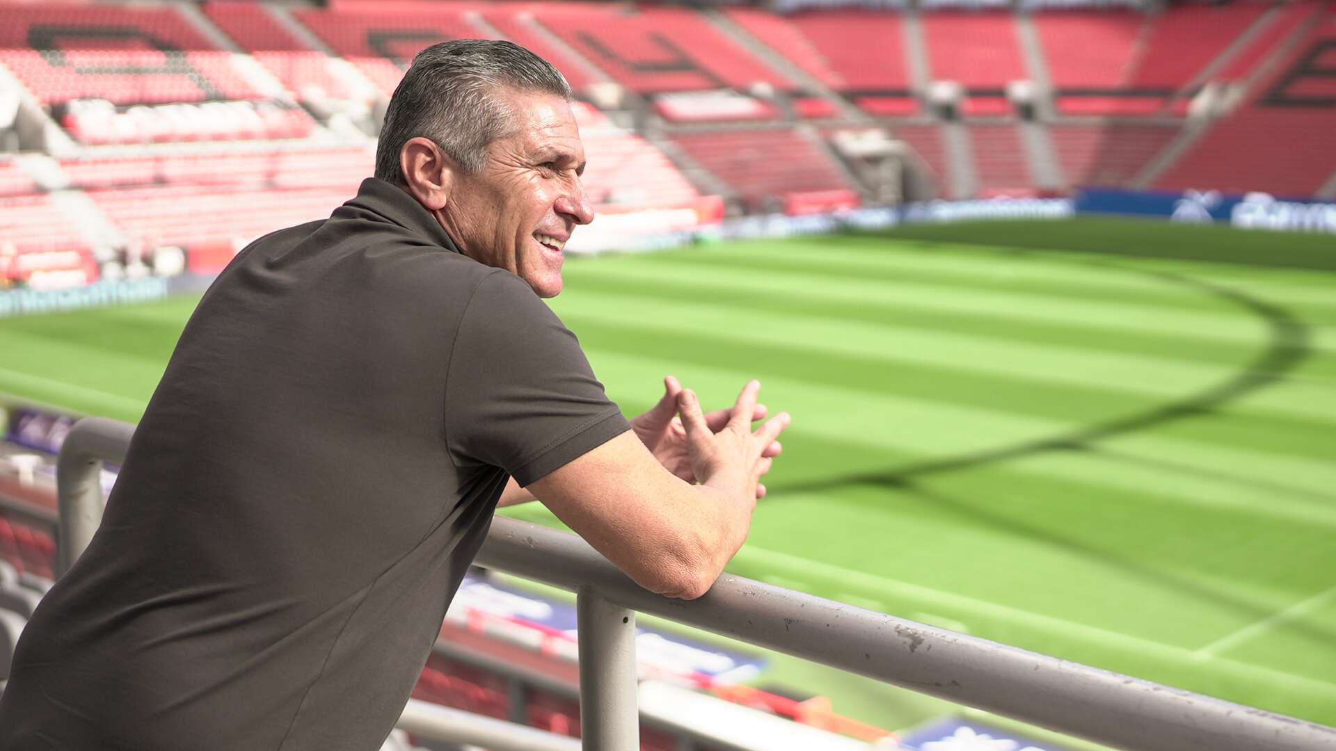 "Me sinto realmente em casa": Lenda do Bayer 04, Jorginho volta à ...