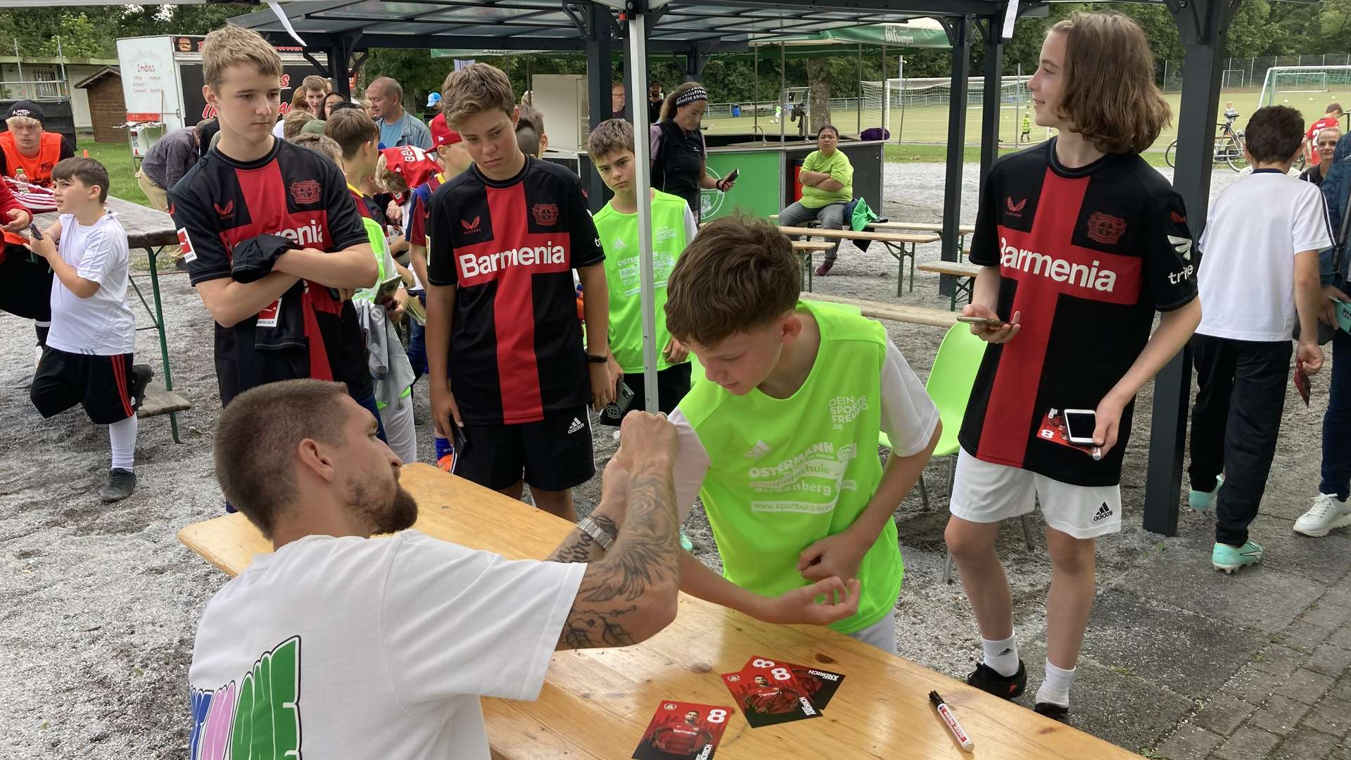 Schirmherr Robert Andrich besucht die Fußballschule Birkenberg | Bayer04.de